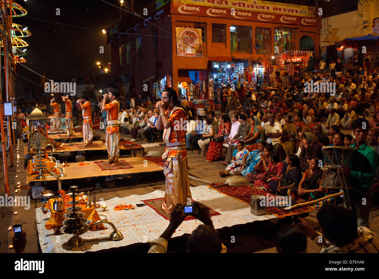 Evening aarti ritual hi-res stock photography and images - Alamy