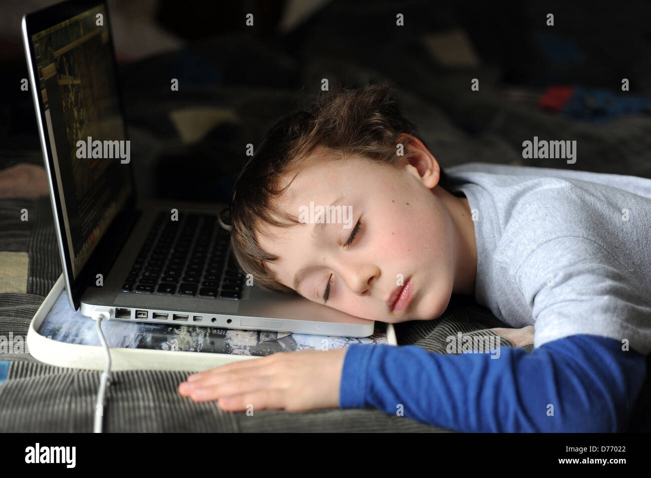 Family on apple laptop hi-res stock photography and images - Alamy