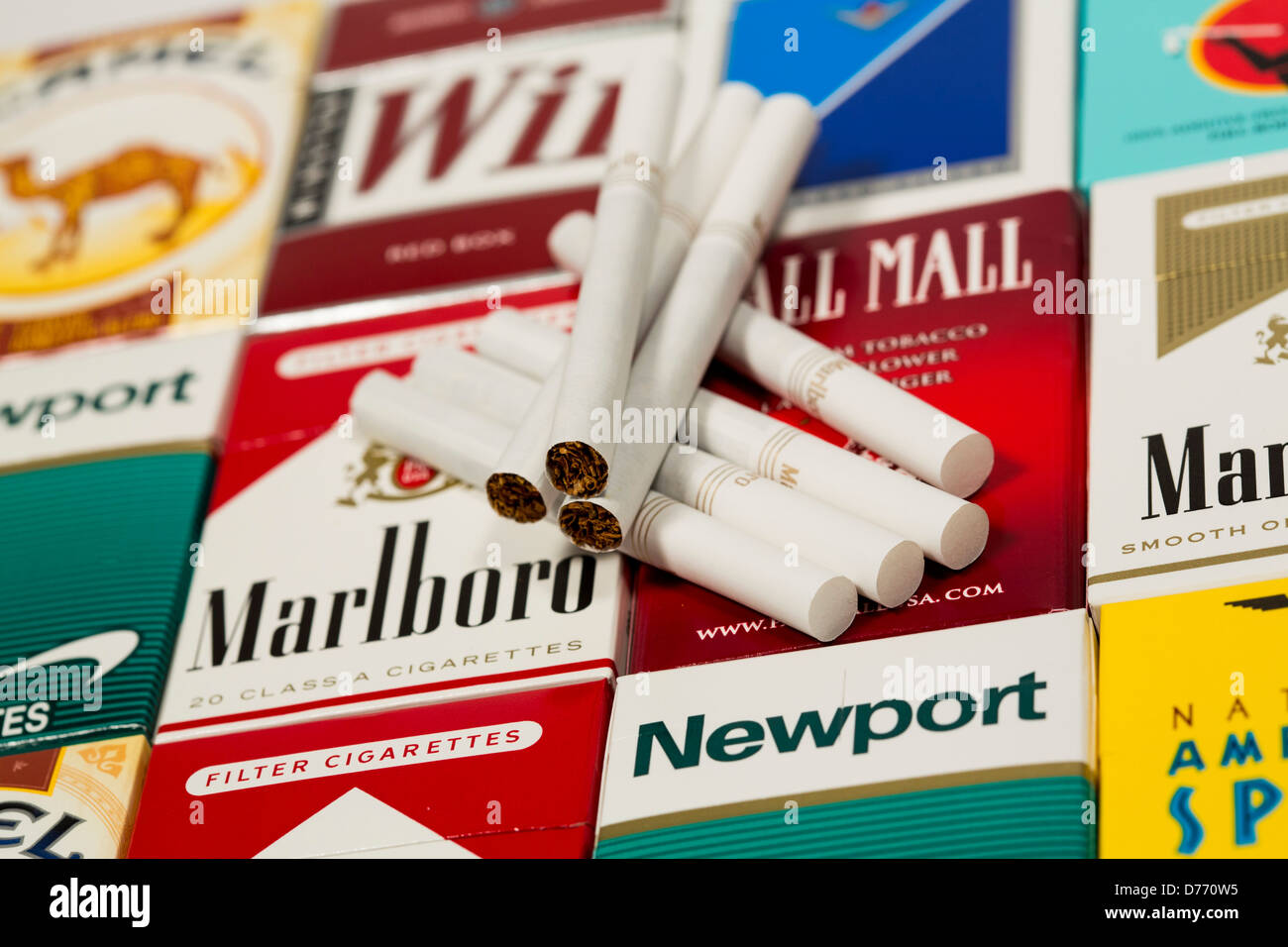 Pall mall cigarette pack hi-res stock photography and images - Alamy