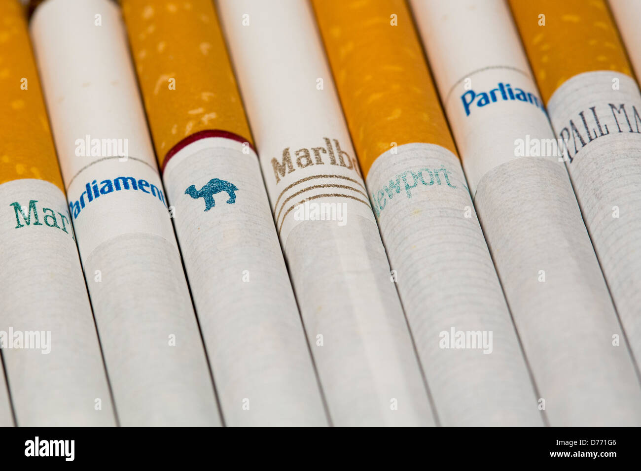 Various loose cigarettes. Marlboro, Pall Mall, Winston, Camel ...