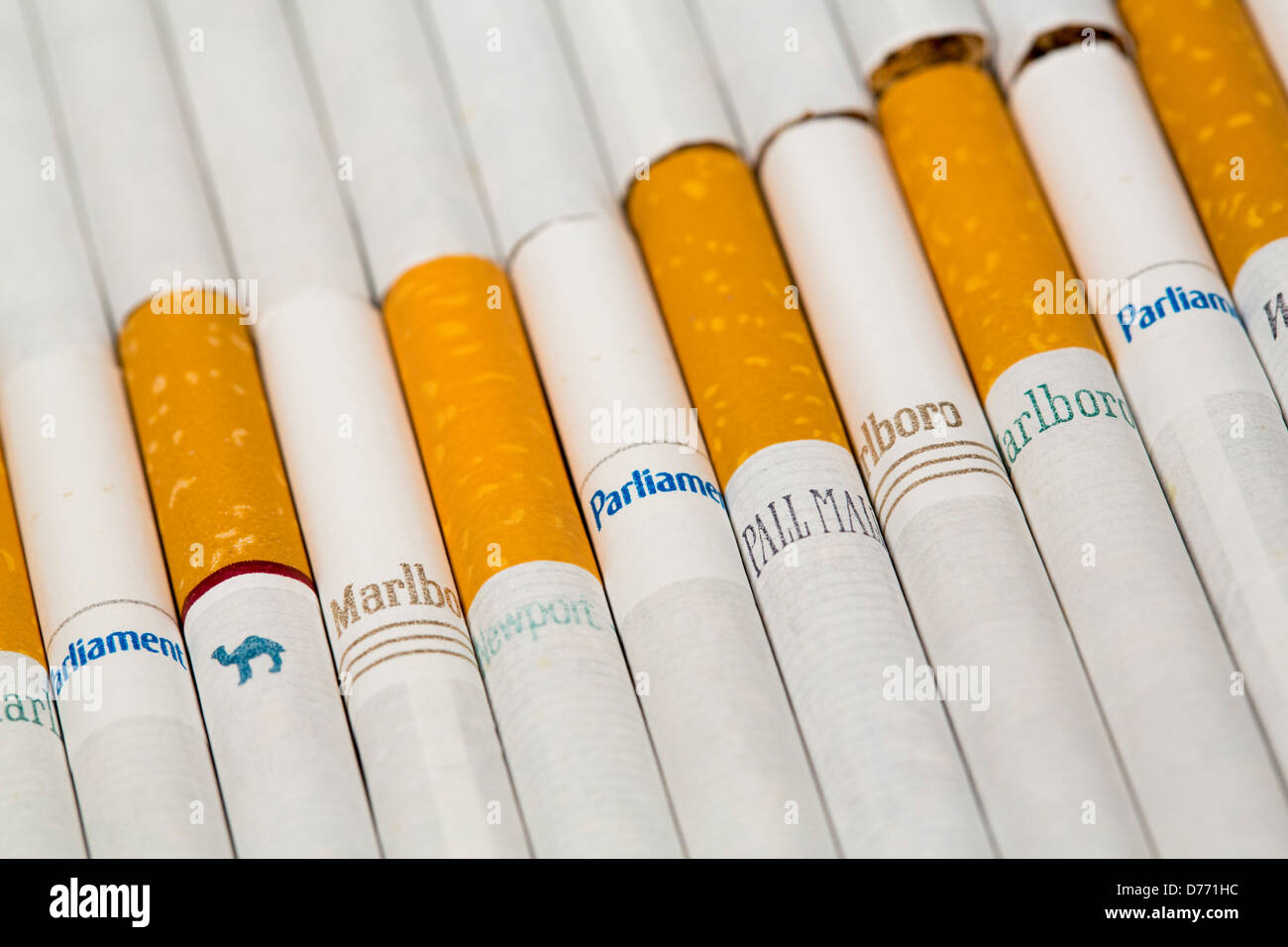 Various loose cigarettes. Marlboro, Pall Mall, Winston, Camel ...