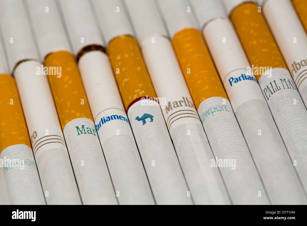 Various loose cigarettes. Marlboro, Pall Mall, Winston, Camel ...