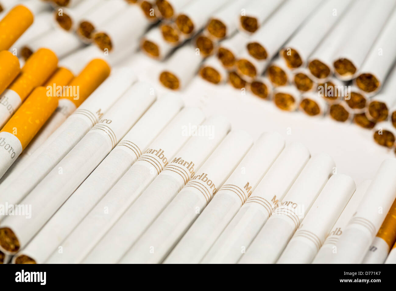 Various loose cigarettes. Marlboro, Pall Mall, Winston, Camel ...