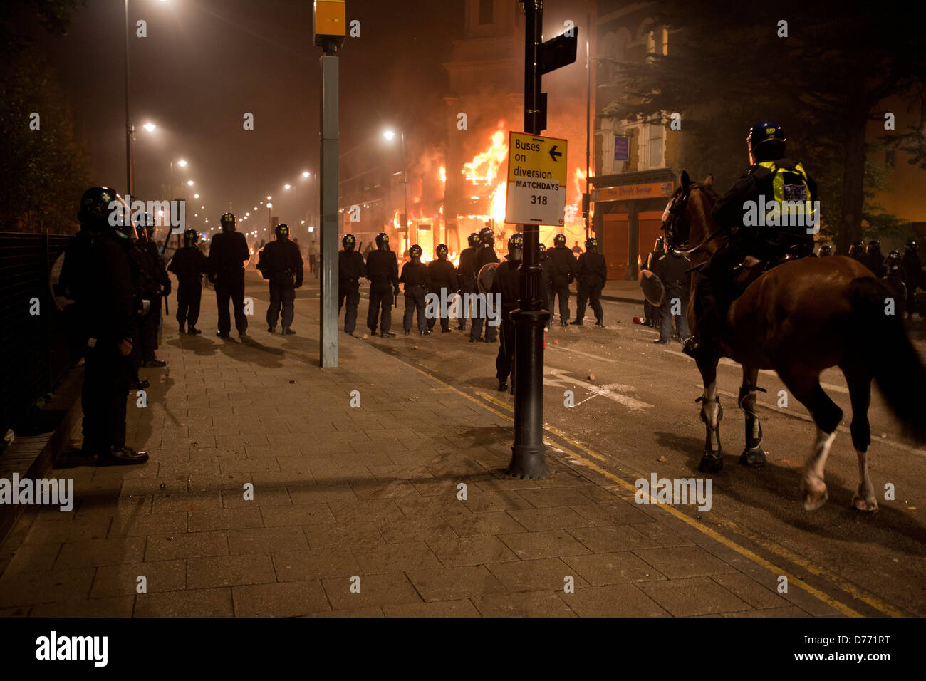 London riot fire hi-res stock photography and images - Alamy