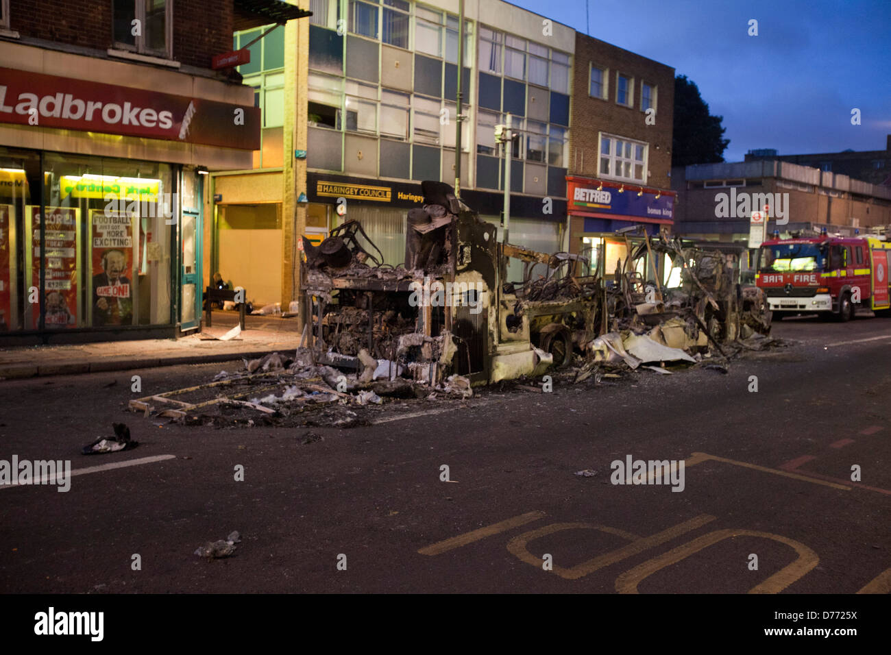 London Riots 2011, Tottenham, destroy London Bus Stock Photo - Alamy