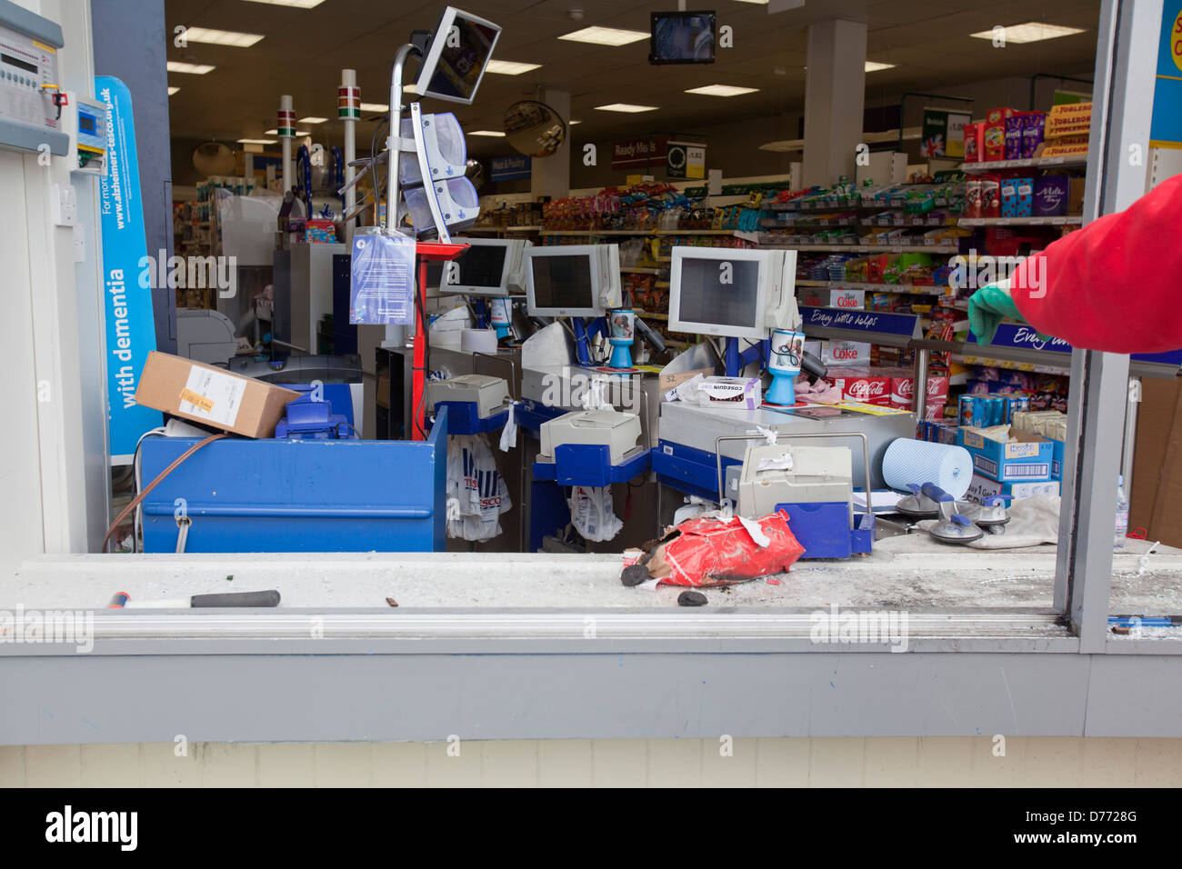 London Riots 2011, Ealing Broadway Stock Photo - Alamy