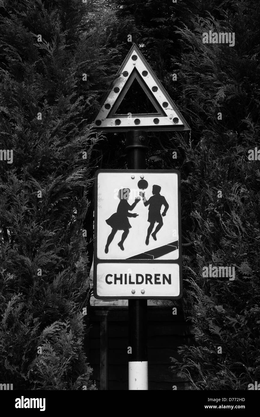 Children crossing road sign hi-res stock photography and images - Alamy