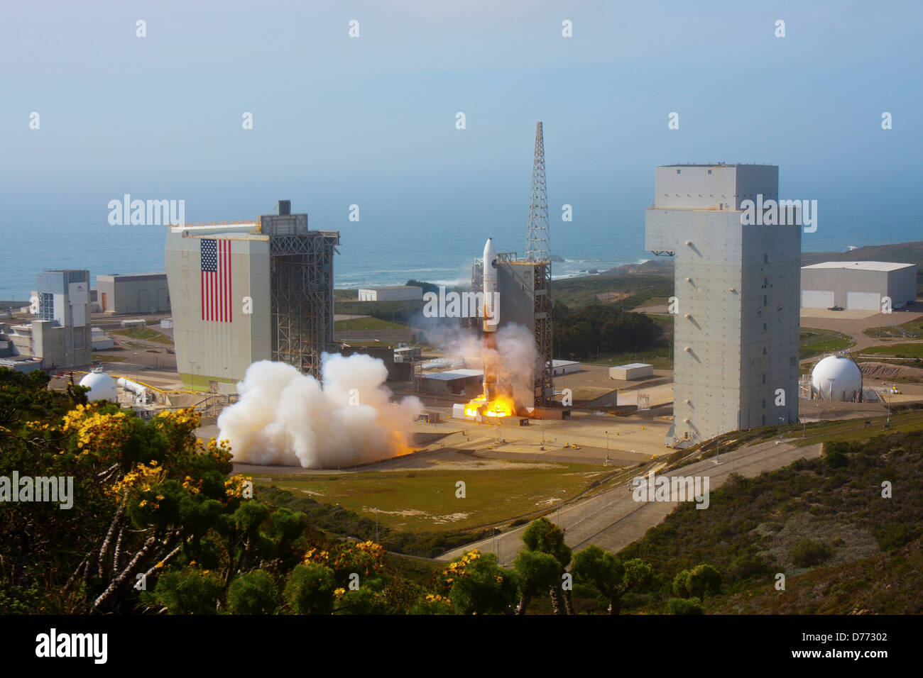 Delta IV Launches NRO L-25 Stock Photo - Alamy