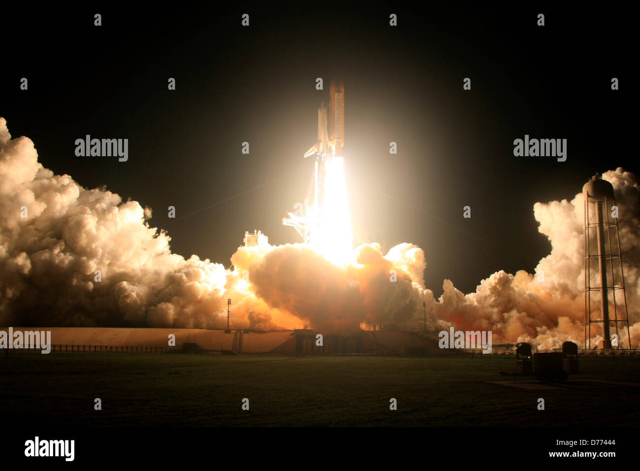 Rocket blasting off into space hi-res stock photography and images - Alamy