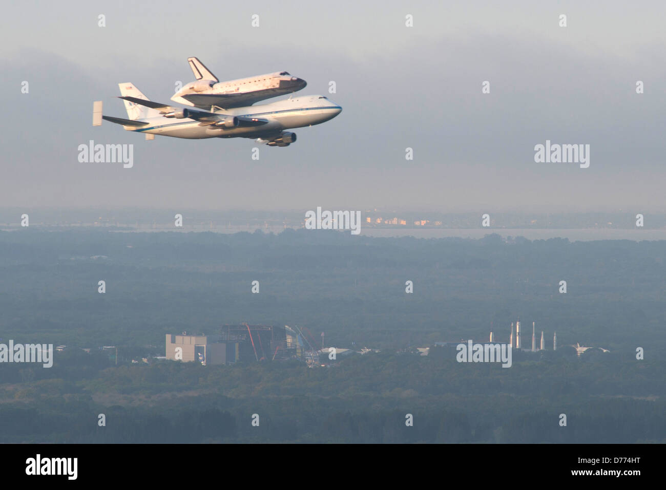 Space shuttle on top of 747 hi-res stock photography and images - Alamy