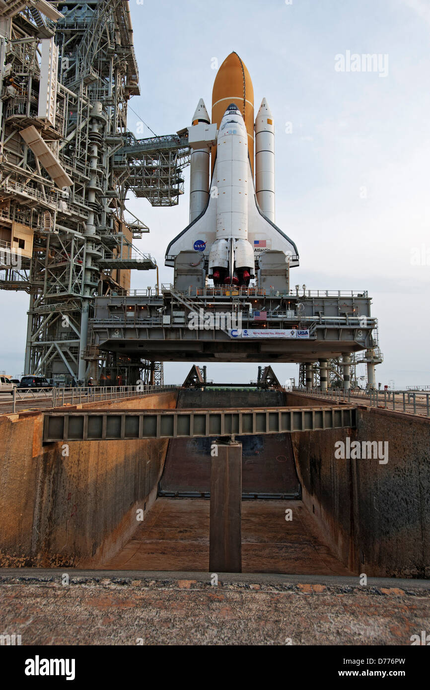 Space shuttle atlantis sts 135 hi-res stock photography and images - Alamy