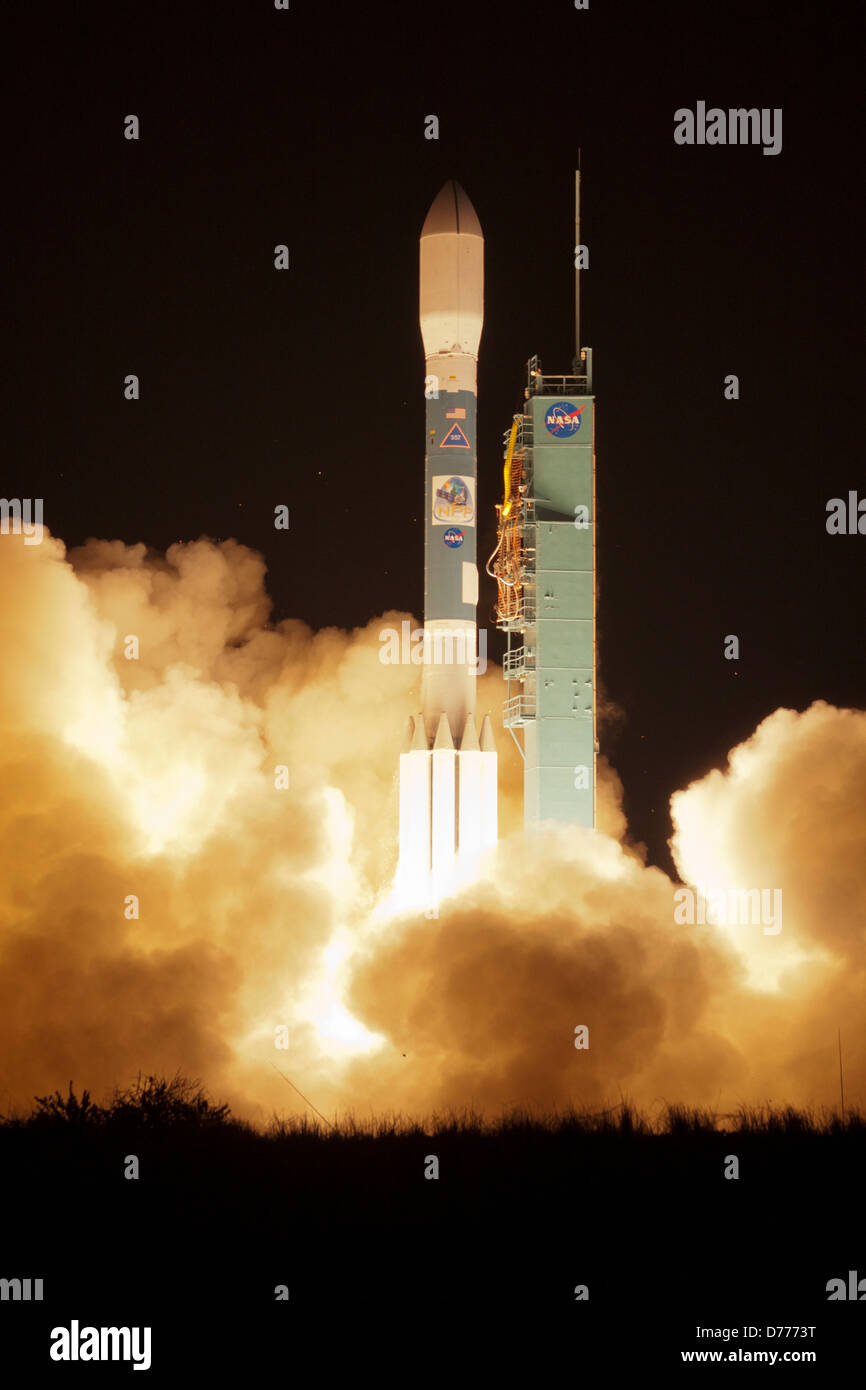 Delta ii rocket hi-res stock photography and images - Alamy