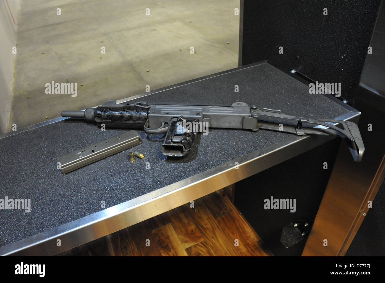 An Uzi machine gun Stock Photo - Alamy