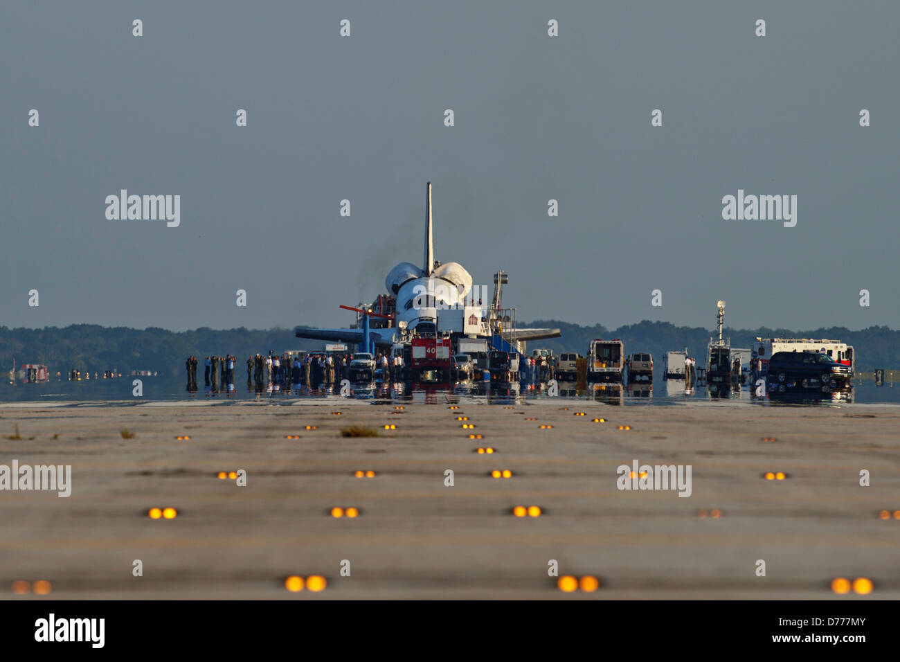 Final space shuttle landing hi-res stock photography and images - Alamy