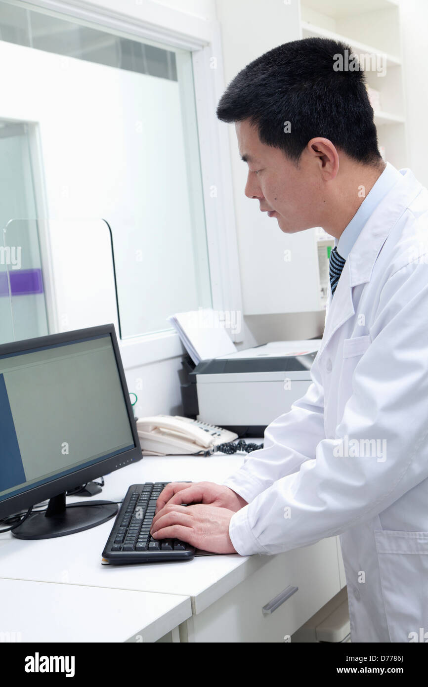 Male veterinarian using computer Stock Photo - Alamy