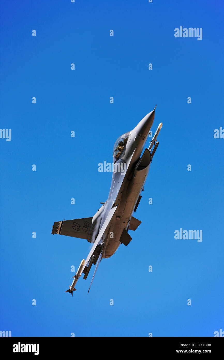 F-16 in Flight Stock Photo - Alamy