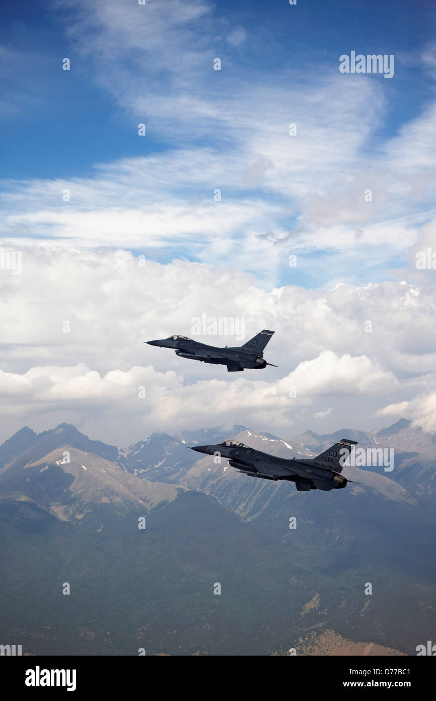 Two F-16s in Flight Stock Photo - Alamy