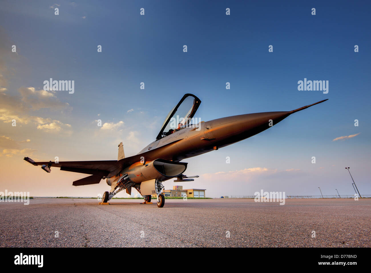 An f 16 crew chief hi-res stock photography and images - Alamy