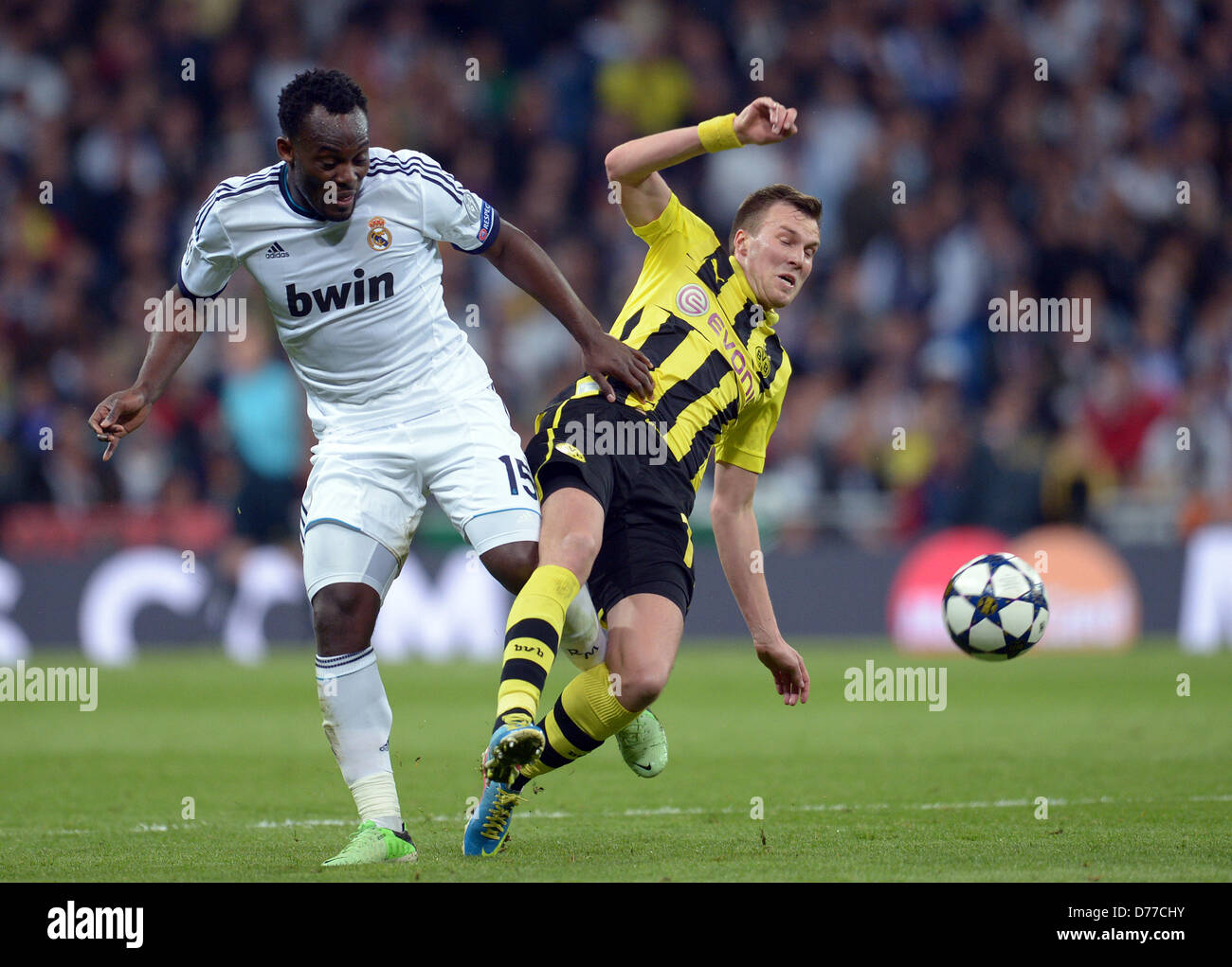 Dortmund's Kevin Grosskreutz and Real's Michael Essien (L) vie for the ...