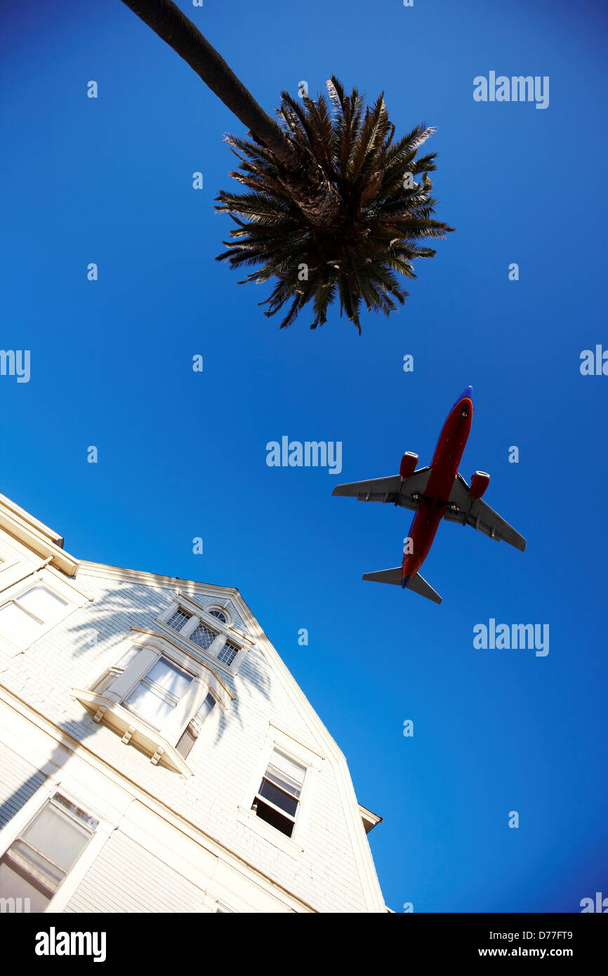 Flying airliner hi-res stock photography and images - Alamy