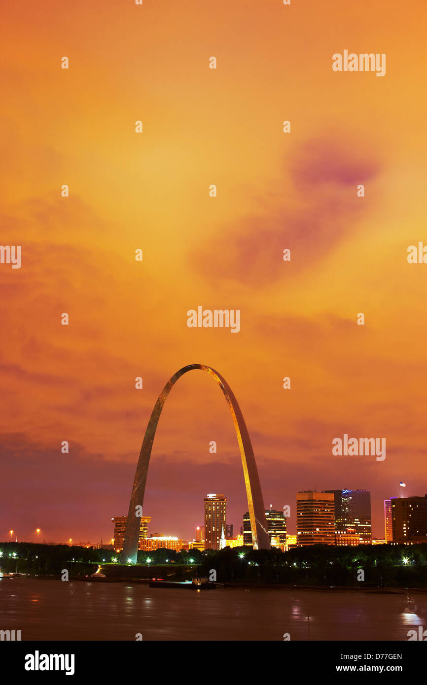 USA Missouri St. Louis Dusk view city skyline Gateway Arch Stock Photo ...