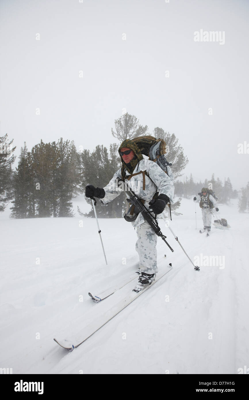 Two mountain rifle men hi-res stock photography and images - Alamy