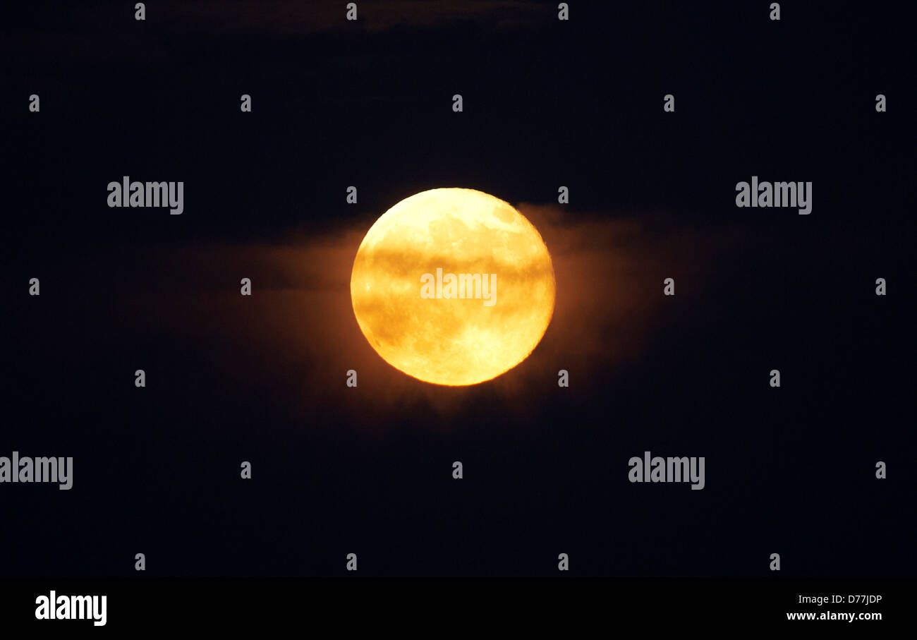 Full moon glowing in night sky Stock Photo - Alamy