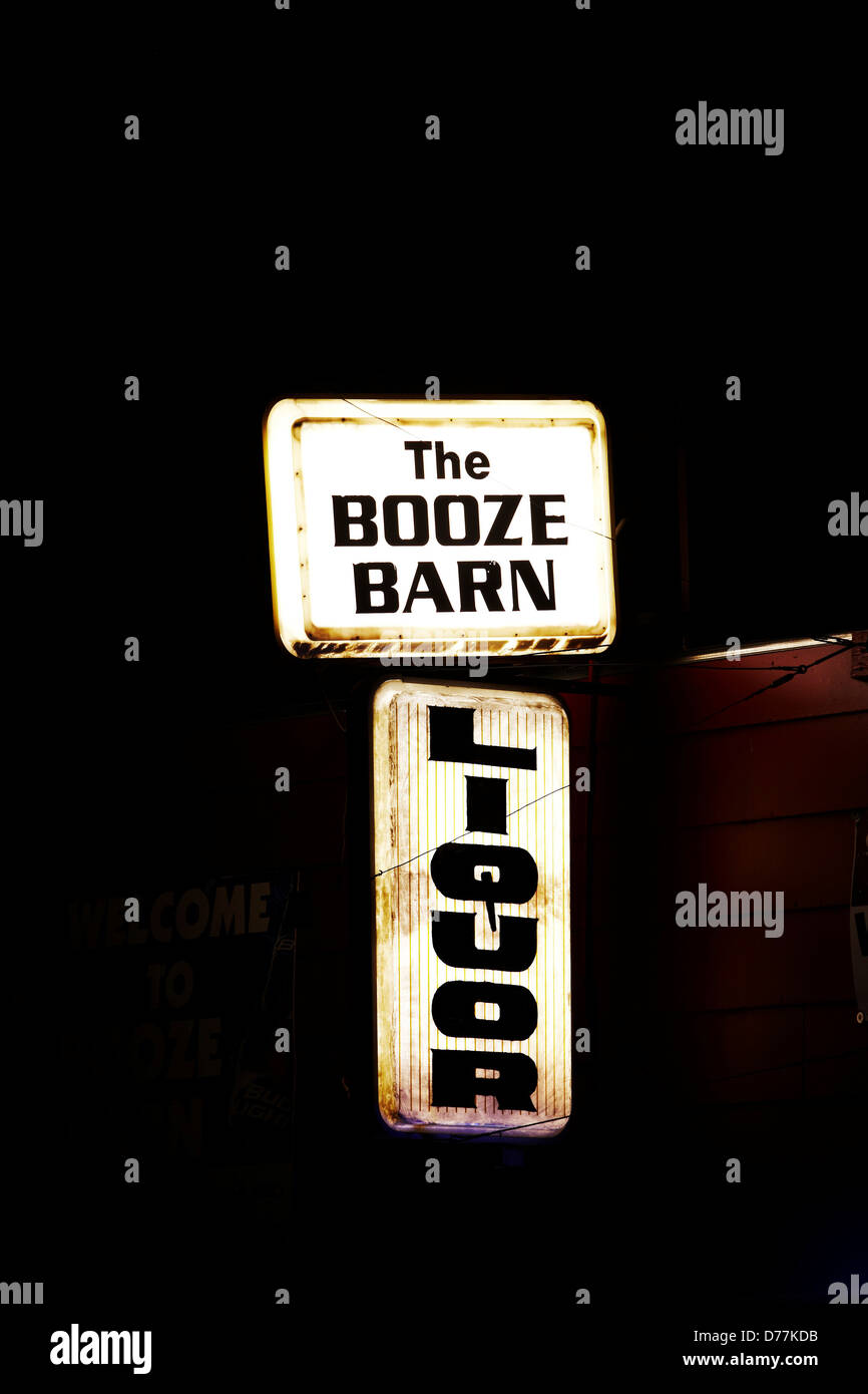 USA Colorado Liquor store sign at night Stock Photo - Alamy