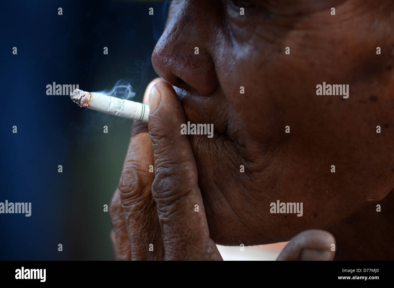 Philippines smoking hi-res stock photography and images - Alamy