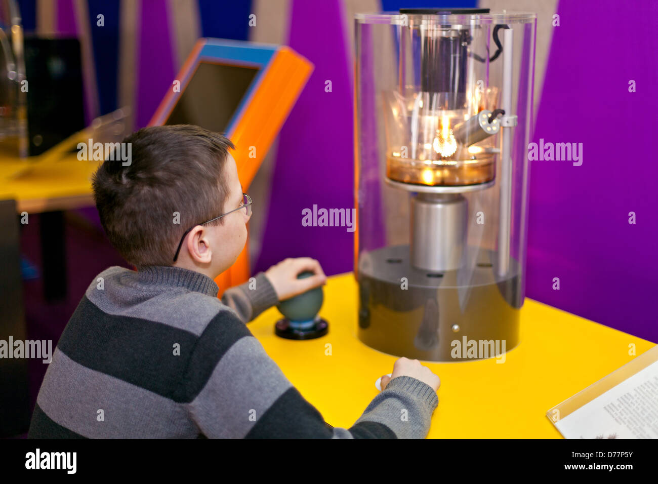 Children watching science experiment hi-res stock photography and ...
