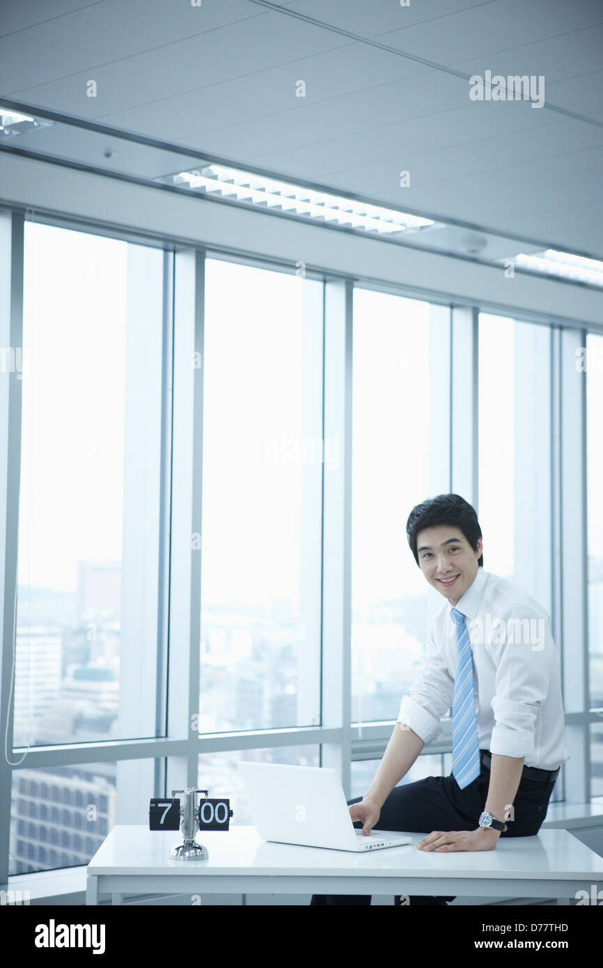 Man sitting desk full view hi-res stock photography and images - Alamy