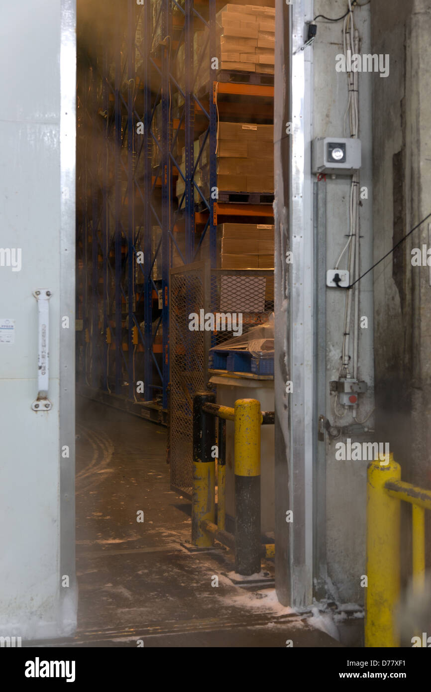 Frozen food production line workers hi-res stock photography and images ...