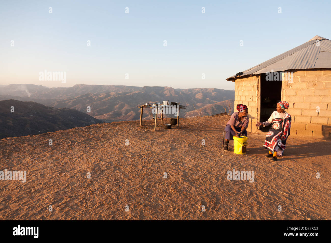 African women sitting outside hut hi-res stock photography and images - Alamy