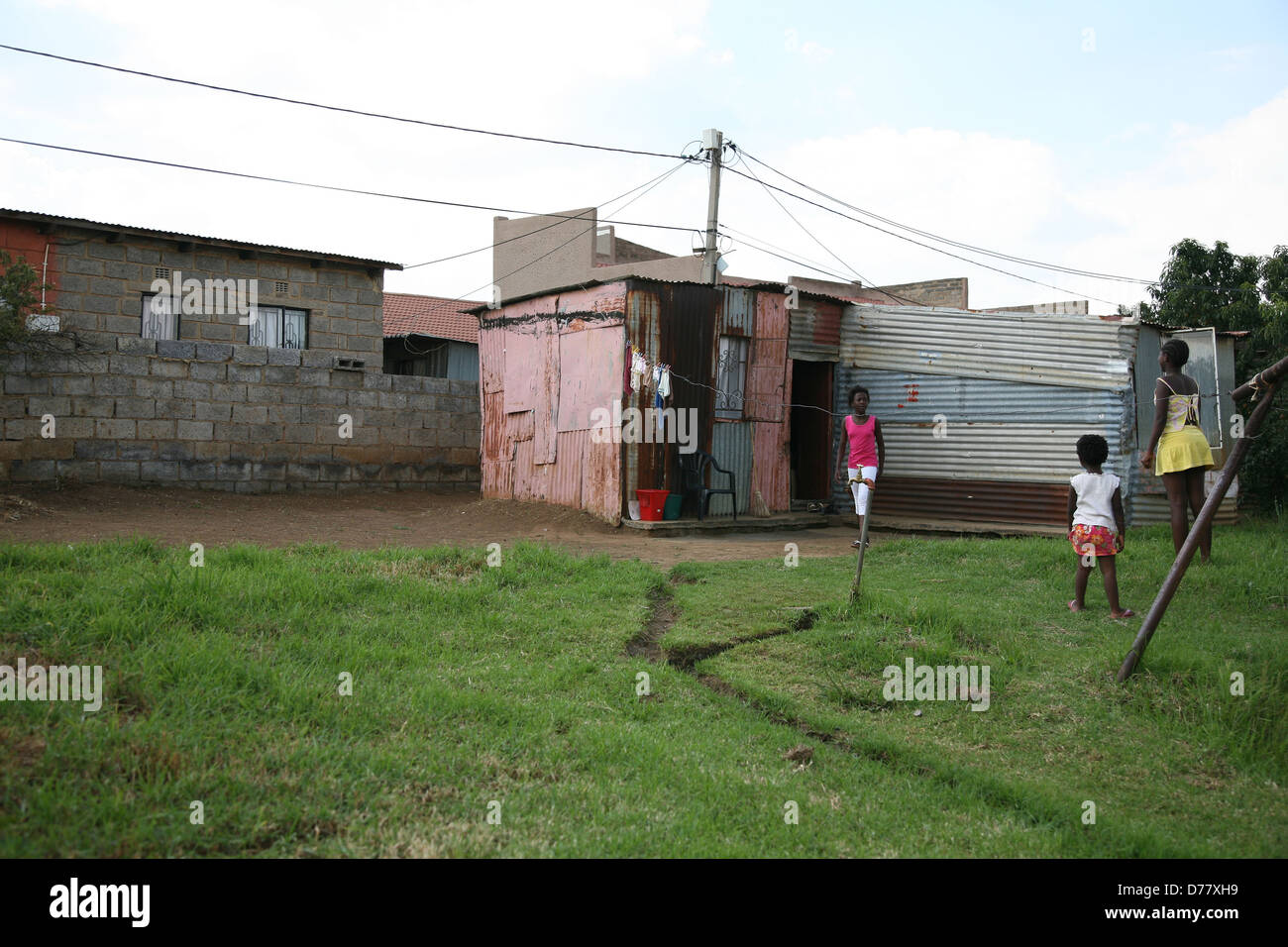 Young African girls outside a tin shack in a rural settlement Stock ...