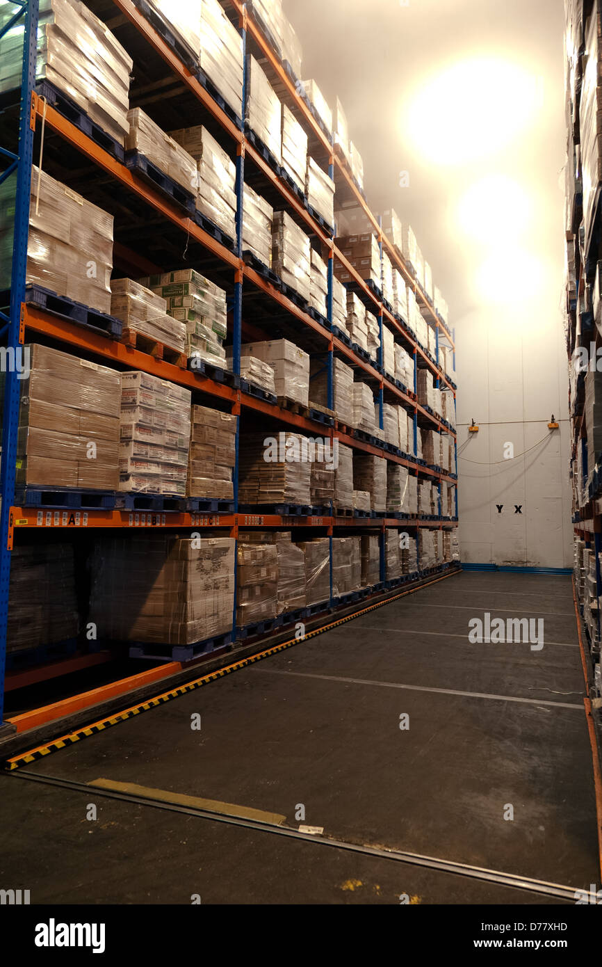 Frozen food production line workers hi-res stock photography and images ...