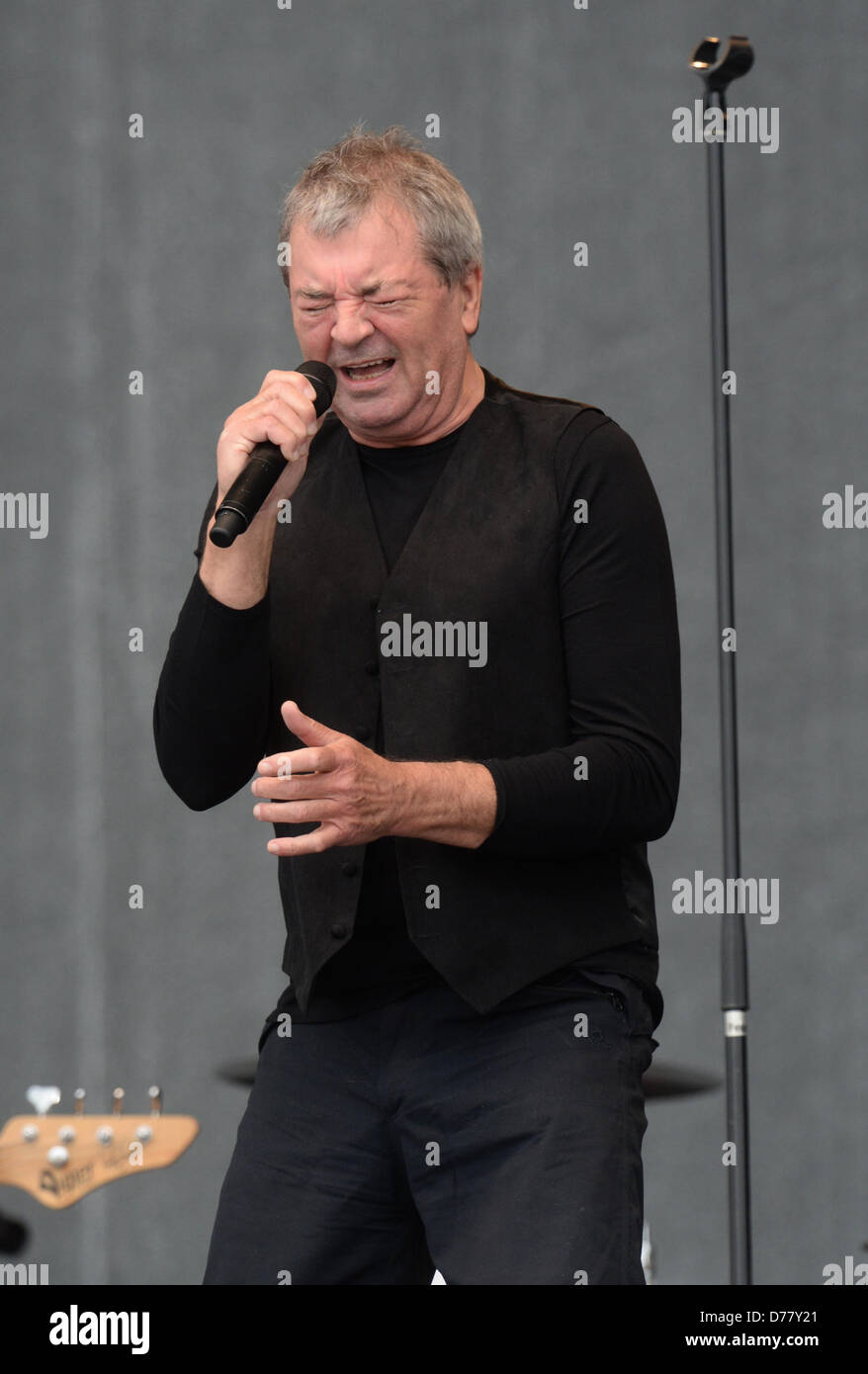 Singer Ian Gillan of the British rock group 'Deep Purple' performs ...