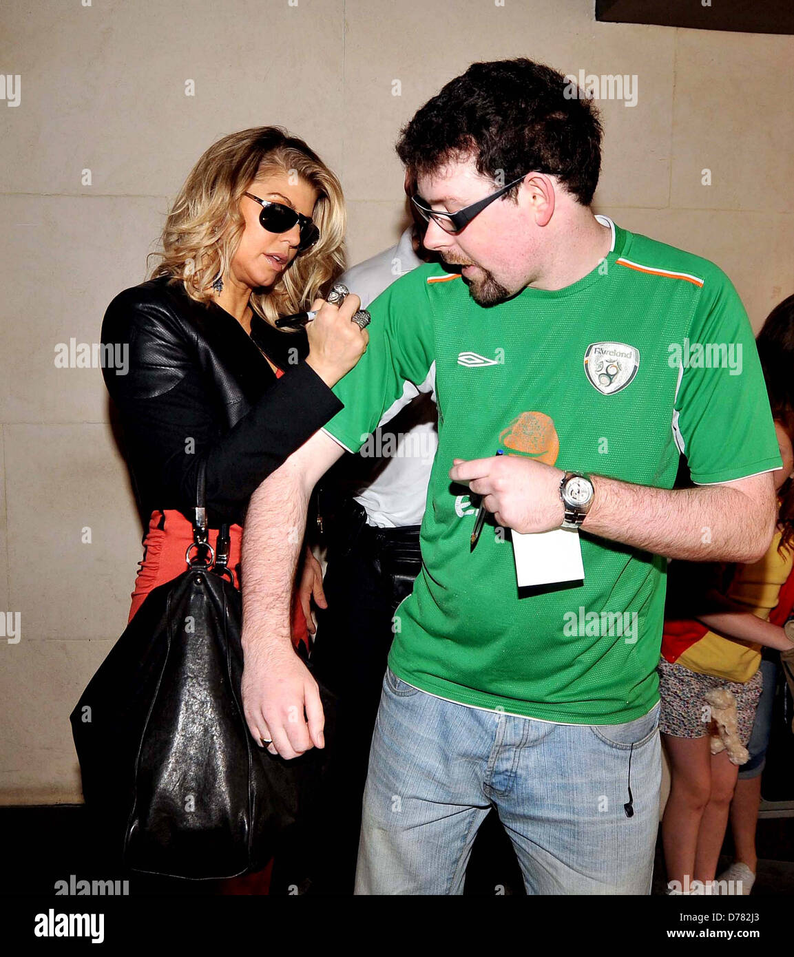 Fergie checking out of her hotel and signing autographs Dublin, Ireland ...