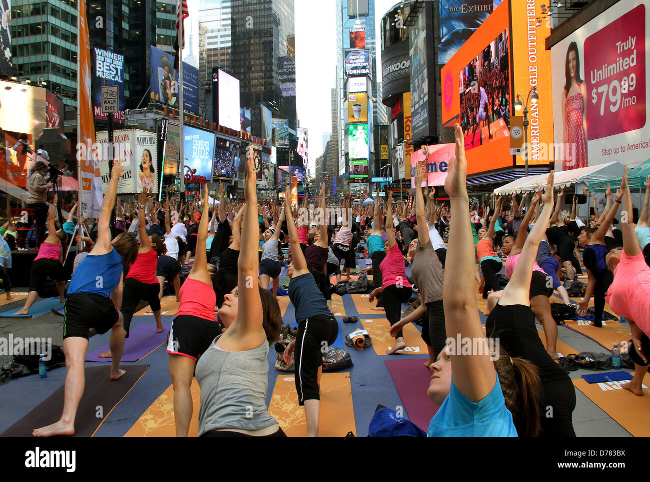 Summer solstice yoga times square hi-res stock photography and images ...