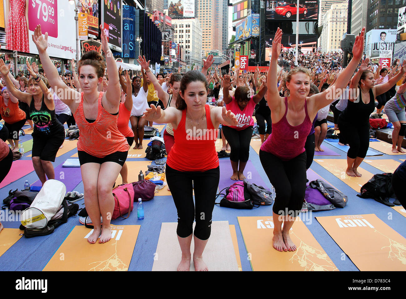 Summer solstice yoga times square hi-res stock photography and images ...