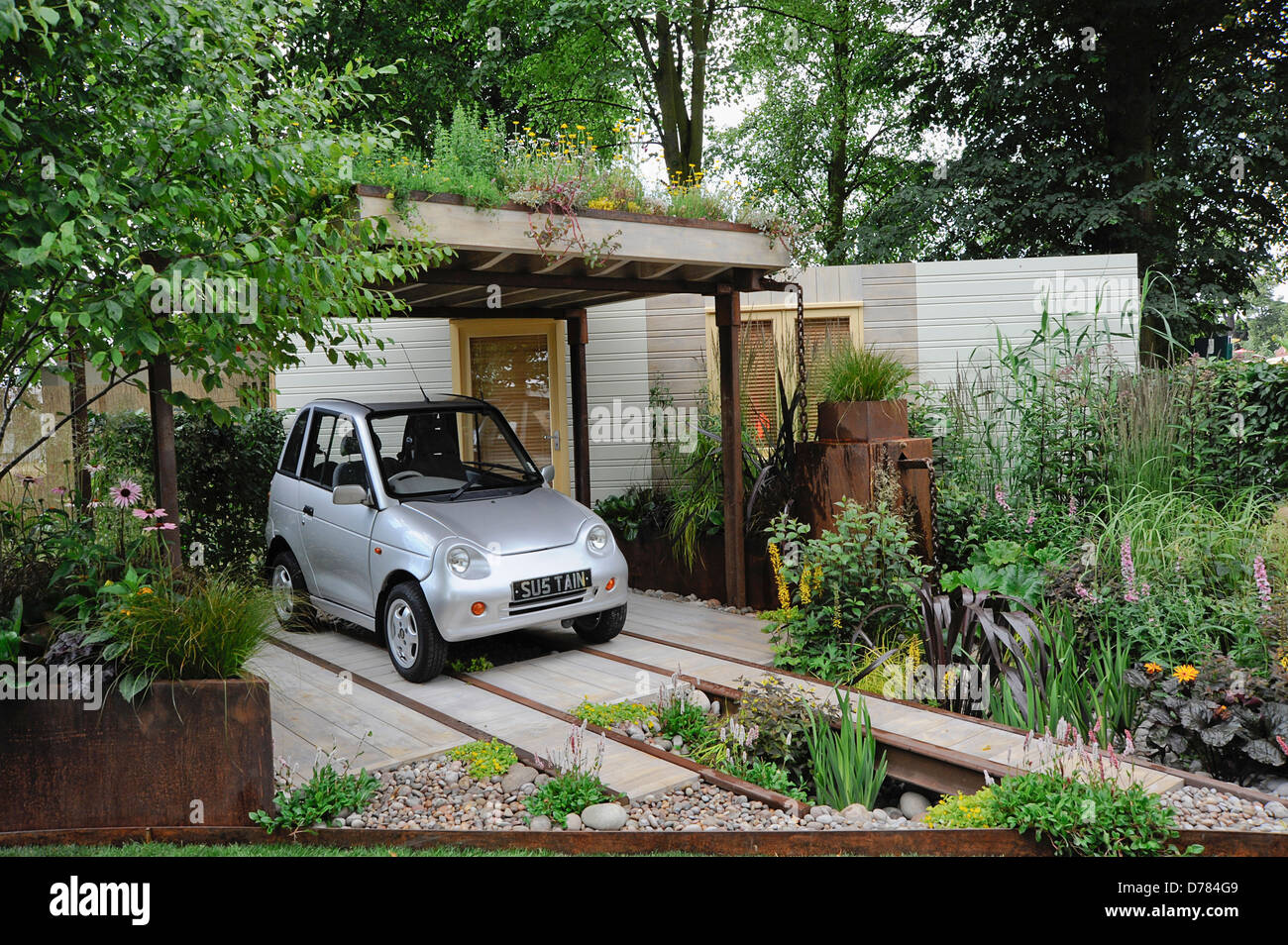 Front garden parking hi-res stock photography and images - Alamy