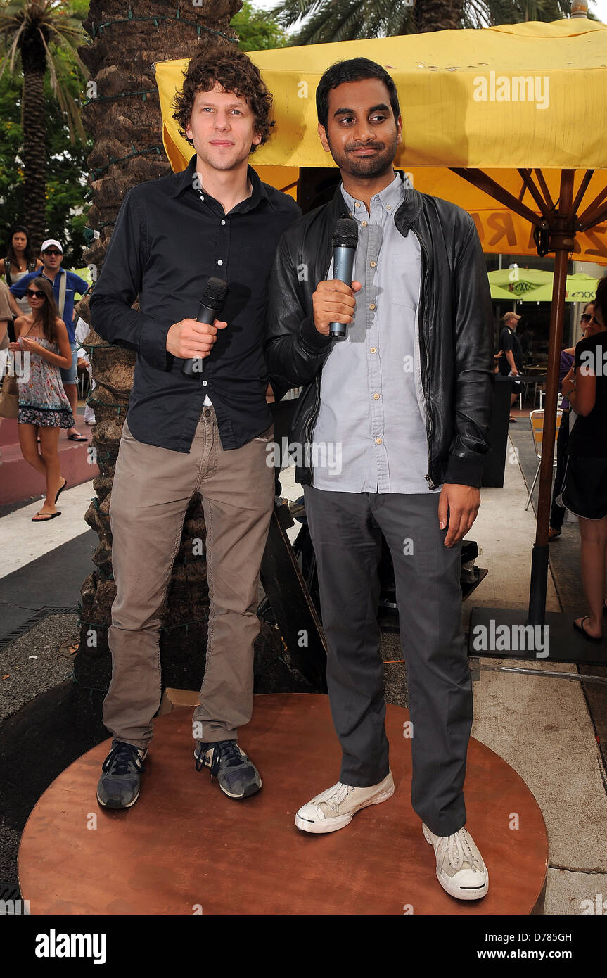 Jesse Eisenberg and Aziz Ansari serve pizza at The Lincoln Road Pizza ...