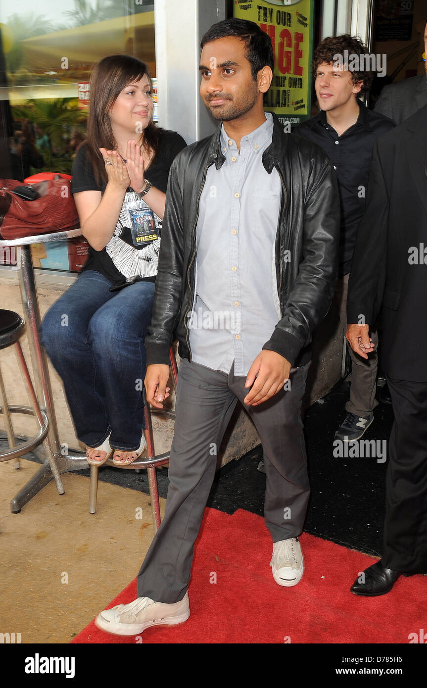 Jesse Eisenberg and Aziz Ansari serve pizza at The Lincoln Road Pizza ...
