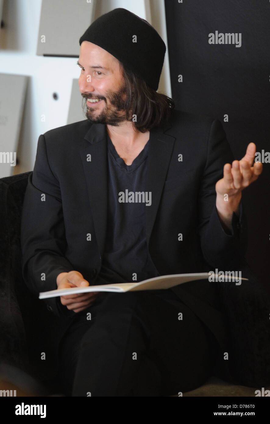 Keanu Reeves at a book signing at Waterstone's, Piccadilly London ...