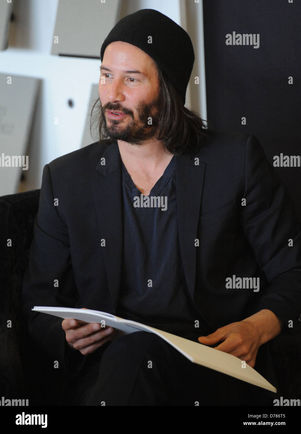 Keanu Reeves at a book signing at Waterstone's, Piccadilly London ...