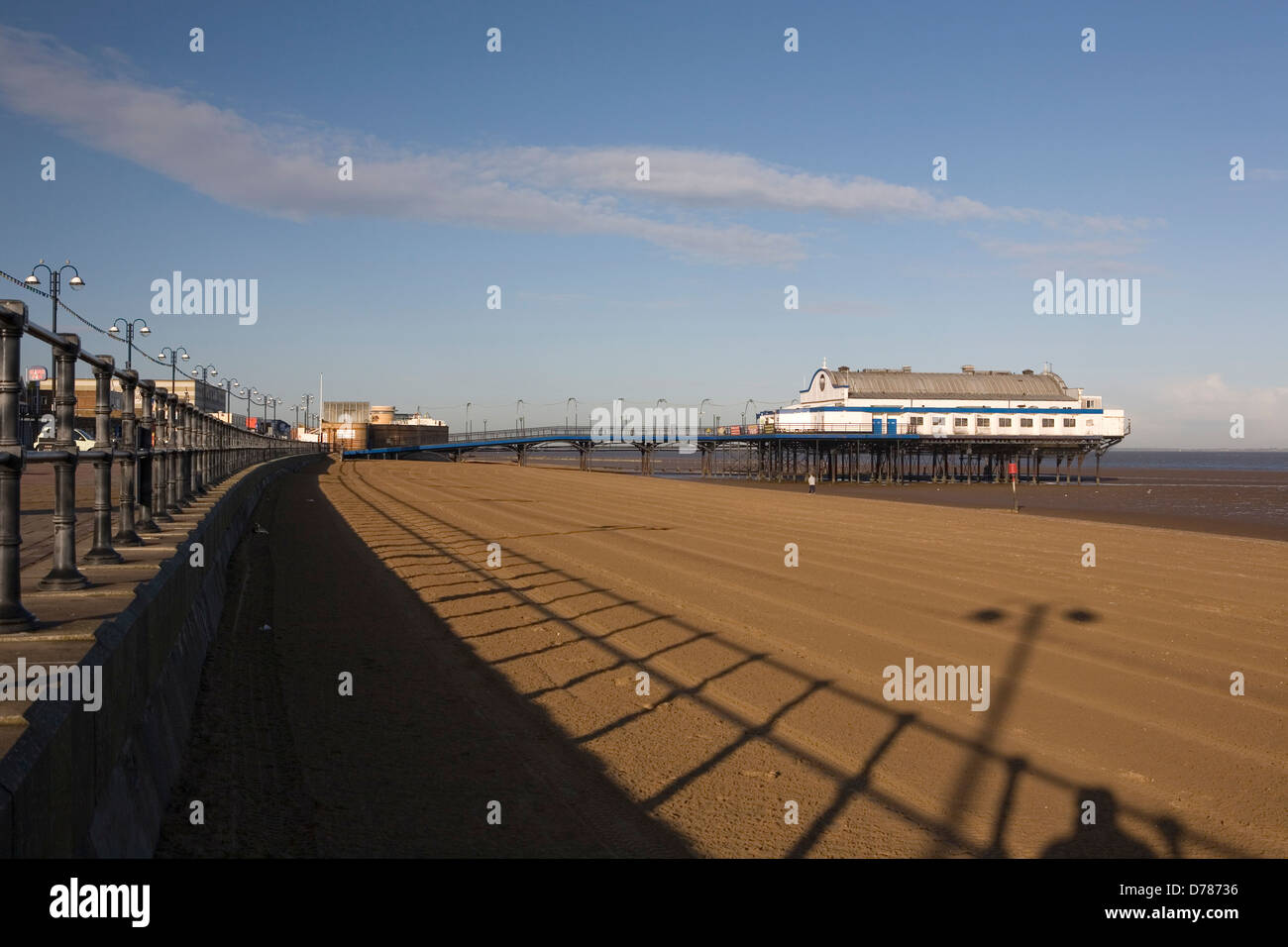 Beach promenade cleethorpes beach cleethorpes hi-res stock photography ...