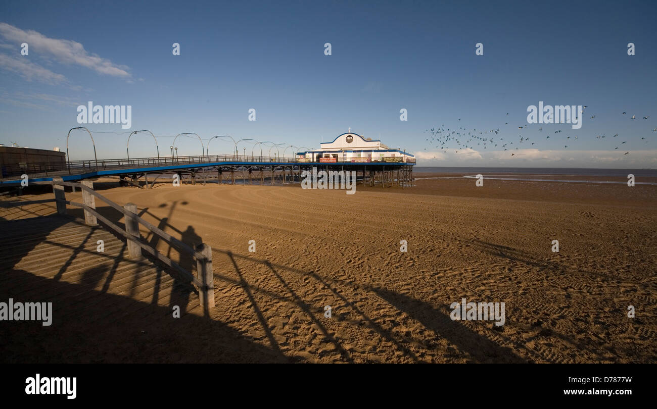 Beach promenade cleethorpes beach cleethorpes hi-res stock photography ...