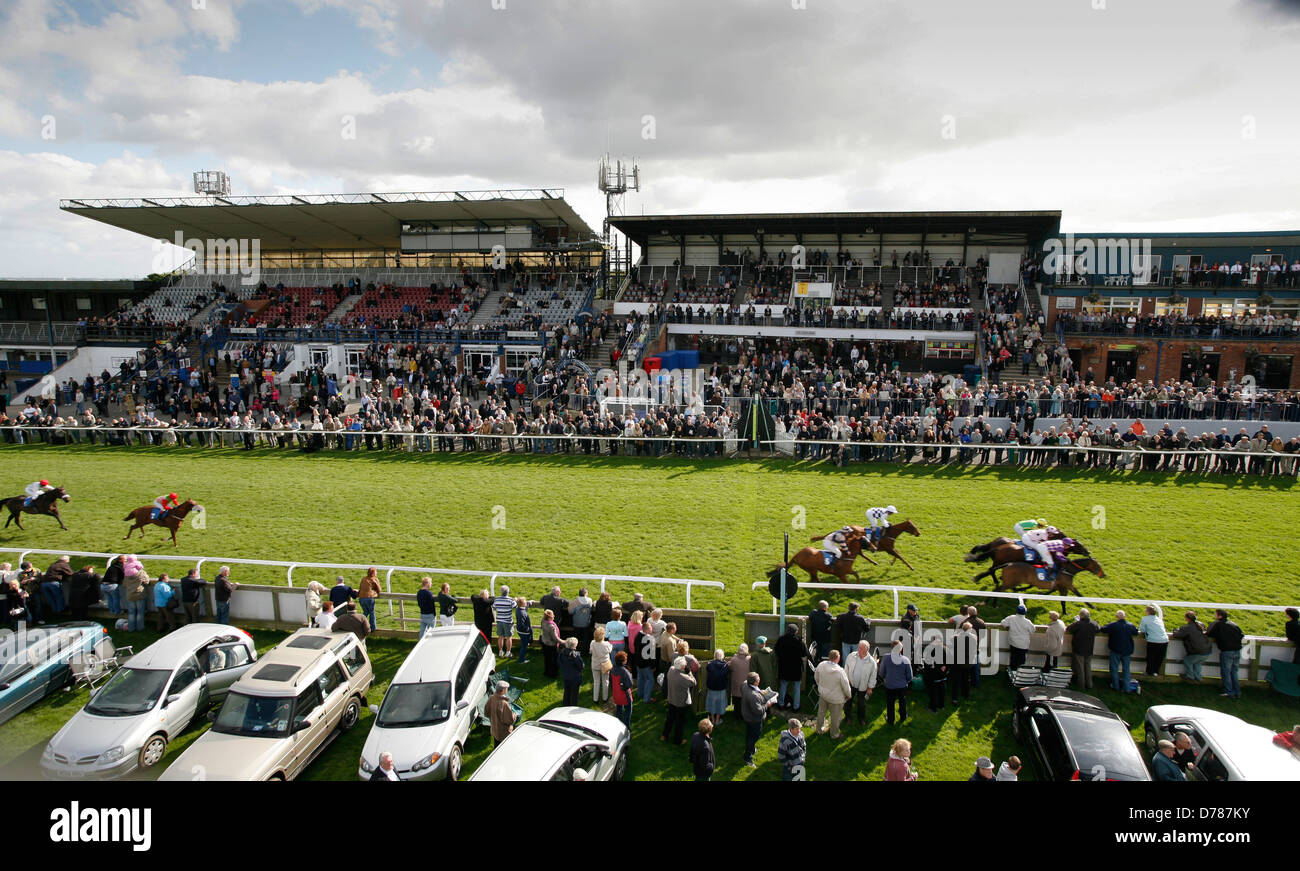 Horse racing beverley racecourse hi-res stock photography and images ...