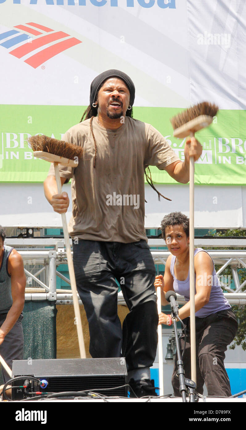 The Cast Of Stomp High Resolution Stock Photography and Images - Alamy