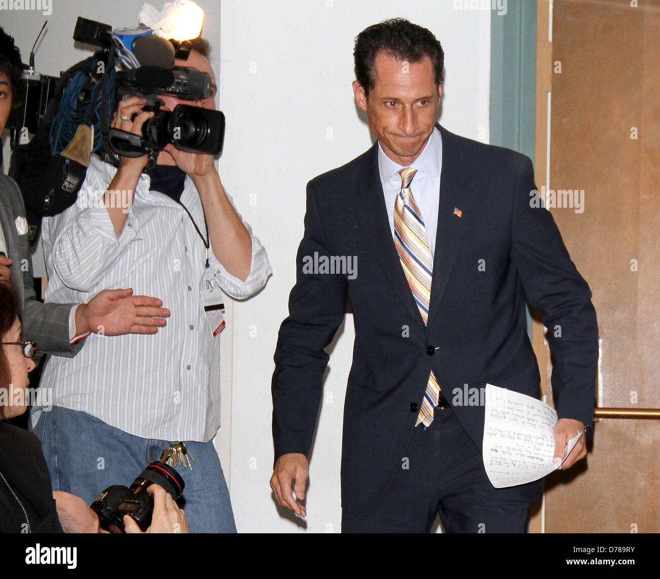 Anthony Weiner Congressman Anthony Weiner announces his resignation ...