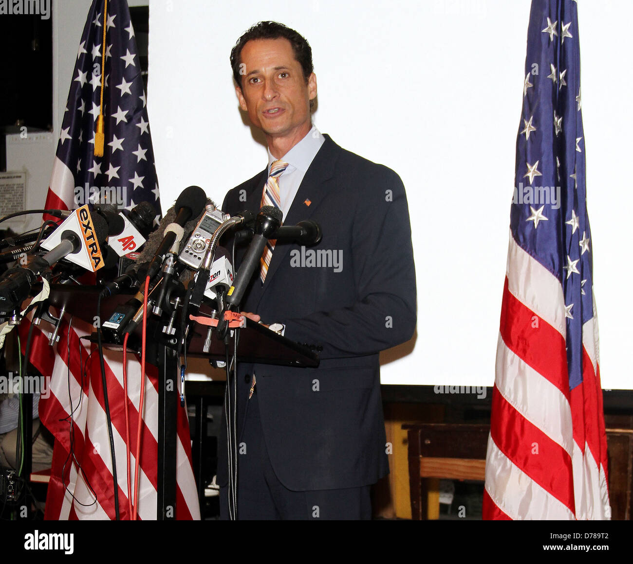 Anthony Weiner Congressman Anthony Weiner announces his resignation ...